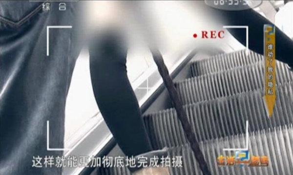 女生在衣柜里换衣服图标