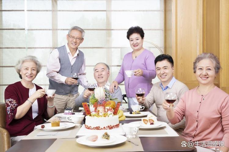 65至74岁老人养老图标