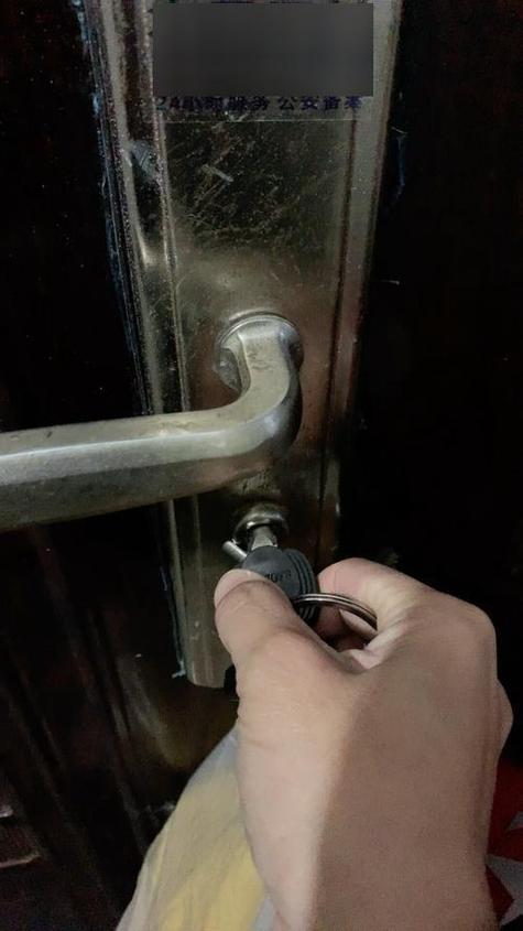 钥匙插在锁里拧不动图标