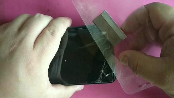 怎样将手机旧钢化膜拿下来截图