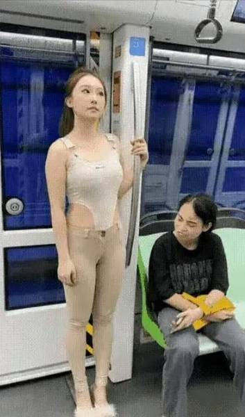 女生穿紧身连体衣图标