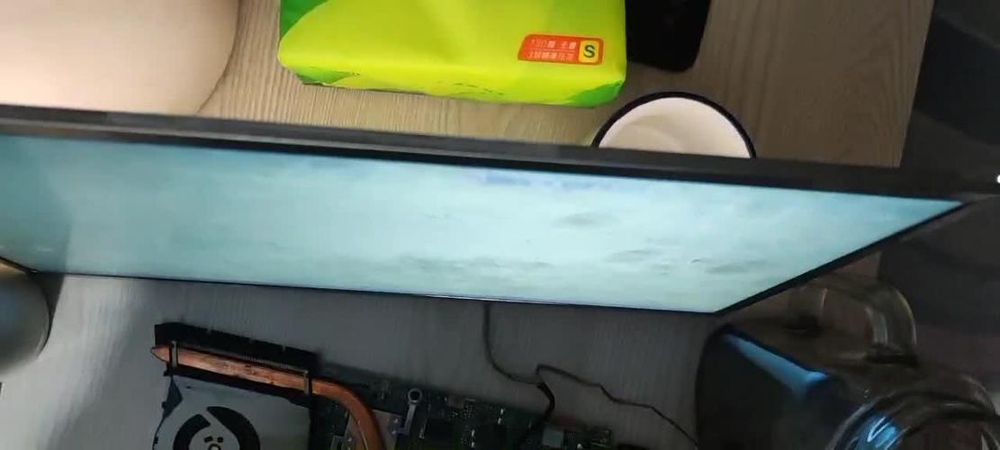 电脑屏幕突然变黄调节小框是白色的