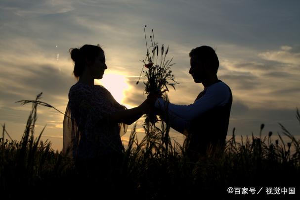 和男朋友睡一起不给他 他会烦吗图标