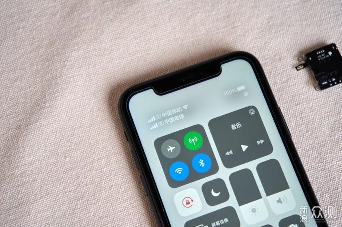 iphone双卡显示锁屏界面显示图标