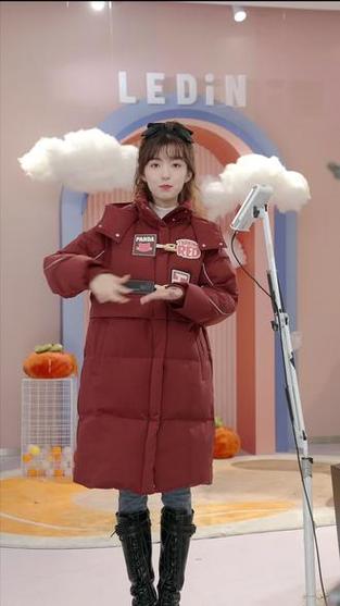 转红色羽绒服截图