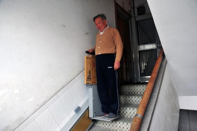 楼梯间老年代步电梯图标