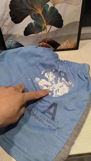 衣服弄到玻璃胶怎么洗掉