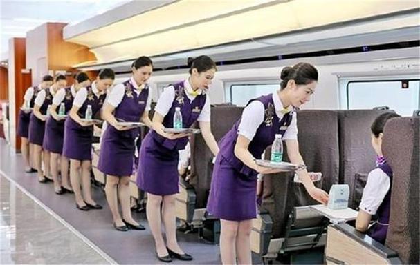 高铁乘务员穿裤子还是裙子截图