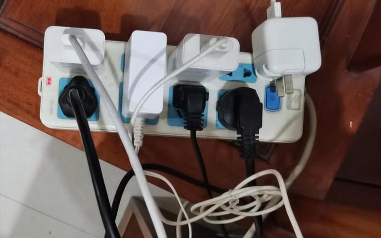 插线板长期不拔会怎么样图标
