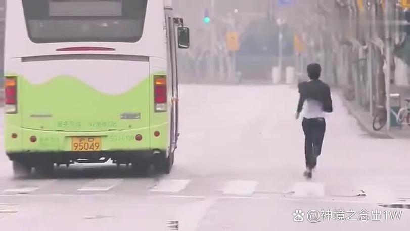 一辆车后面有人在追一层楼一层楼打截图