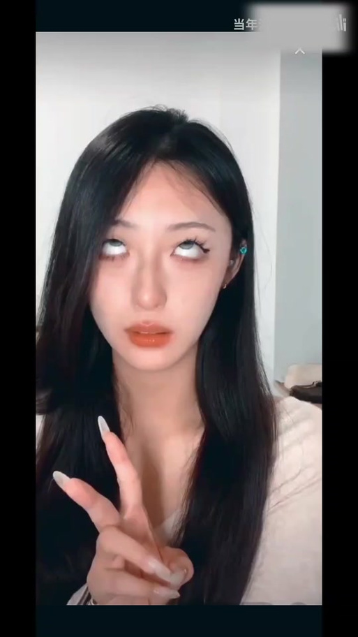 女生发翻白眼的表情