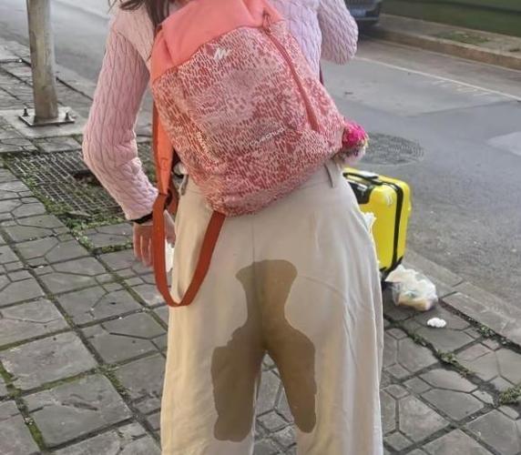 尿裤子憋不住了大人图标