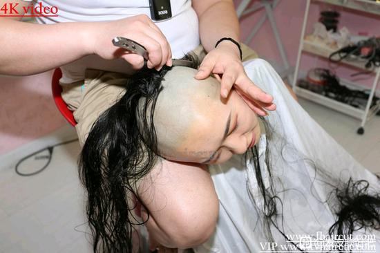 美女剃光头了截图