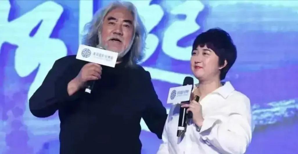 张语芯一家三口照片截图