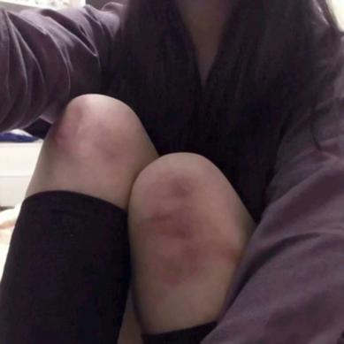 女生头像霸气拽坐姿图标