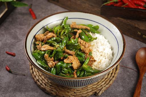 辣椒肉盖码饭图片