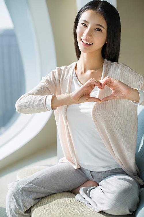 人摆心形图标