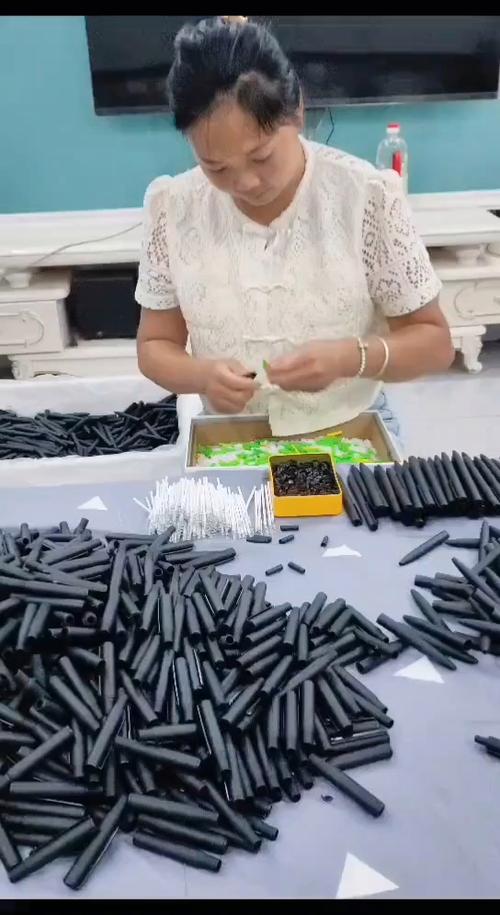 妇女在家做的手工活