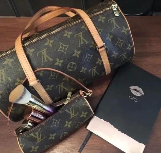 Lv子母袋小包怎么挂上去截图