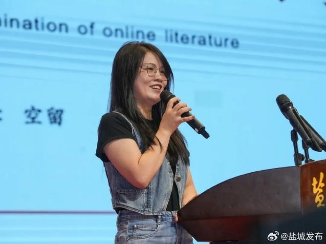 作家六月个人资料介绍图标