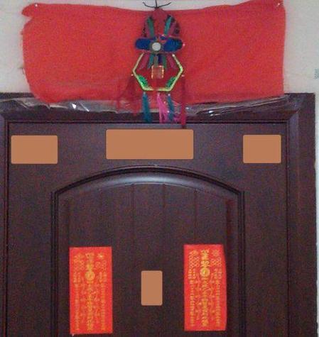 对门门上贴了红纸图标