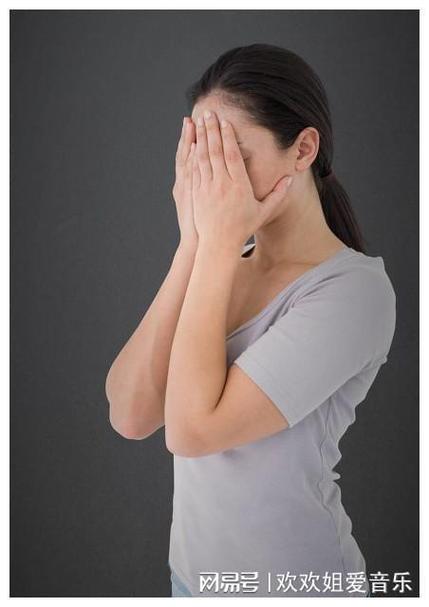 一个女人整天怀疑男人有外遇图标