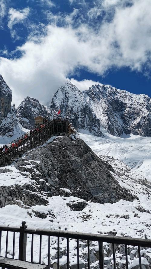 玉龙雪山要爬多少米图标