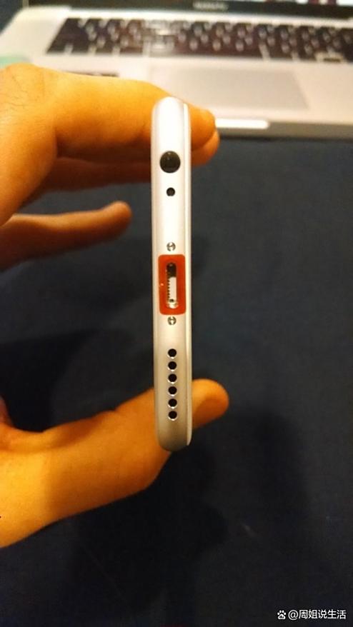 iphone充电口旁边小孔是什么