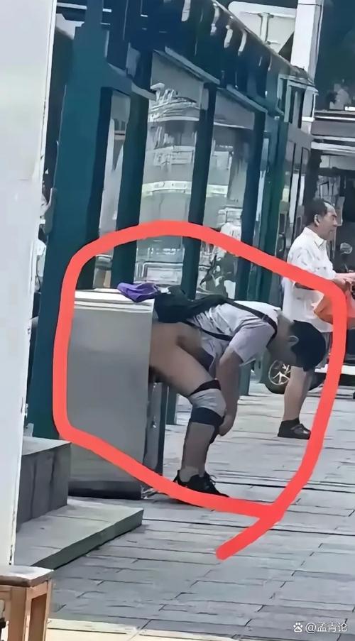 有一种尴尬叫自己不觉得尴尬图标