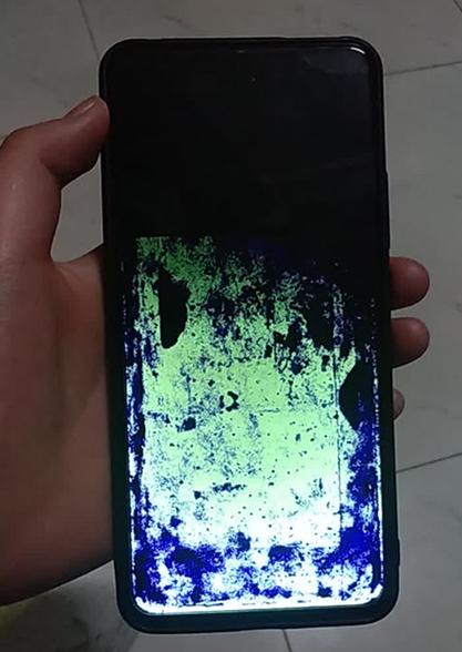 手机屏幕出现一个彩色的斑块截图