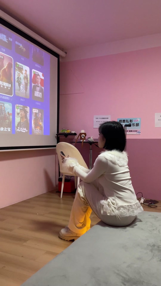 桌游店上班的女孩子一般是图标