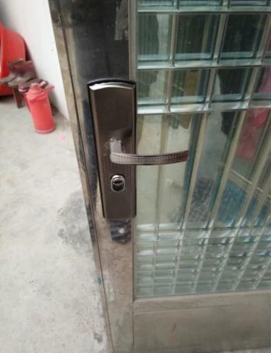 执手锁手柄如何拆卸