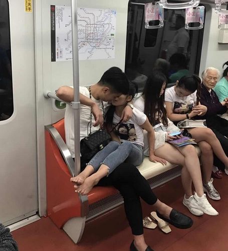车厢恋情图标