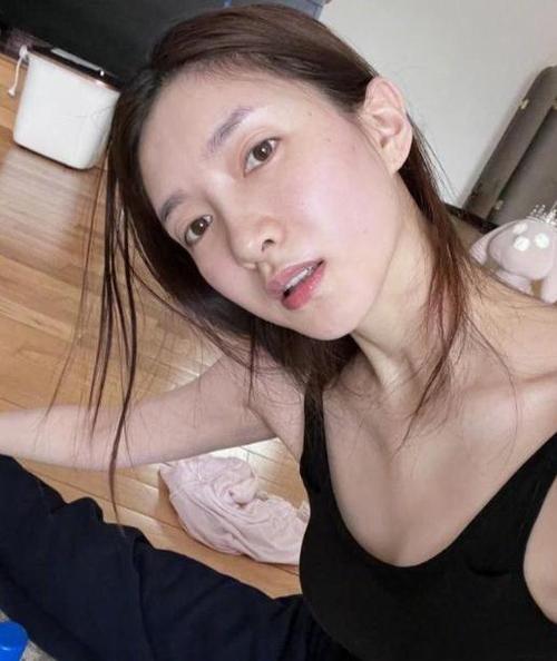 女生发素颜照给男生图标