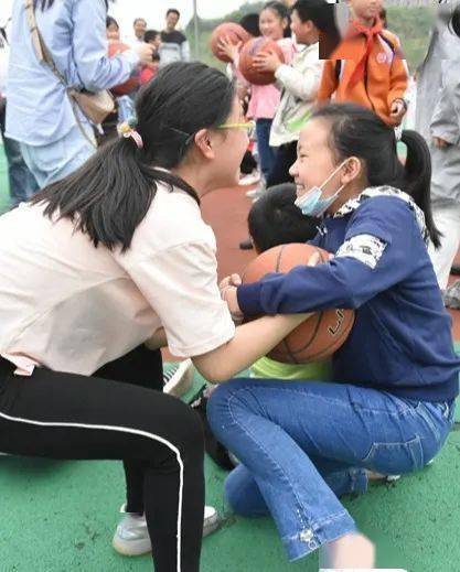 两人听口令抢东西截图