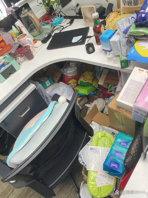 中太办公桌底下截图