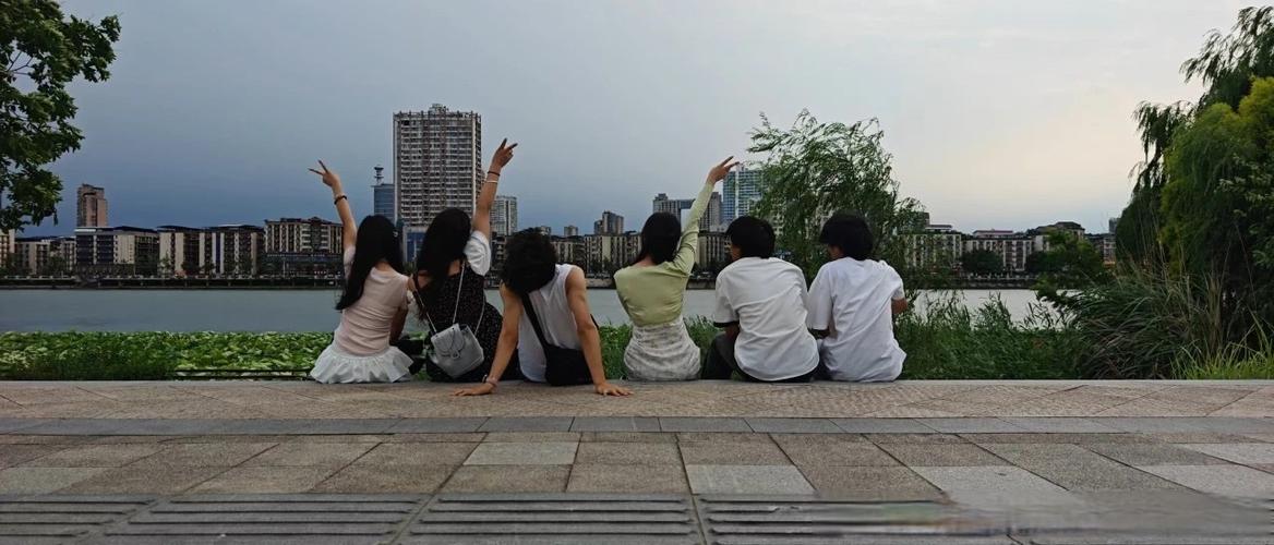 初中女学生和同学出去玩好吗图标