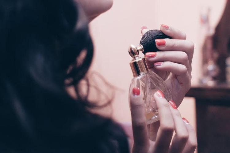 用香水的女人给人的感觉图标