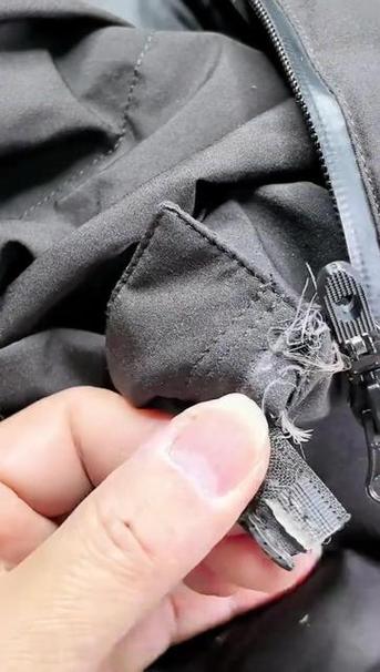 羽绒服拉链老是拉旁边的布怎么办图标