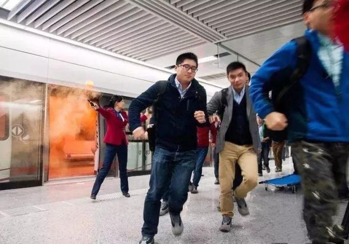 白开水挂地铁逃生截图