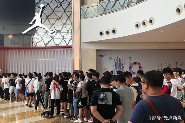 排队抢鞋是什么意思截图