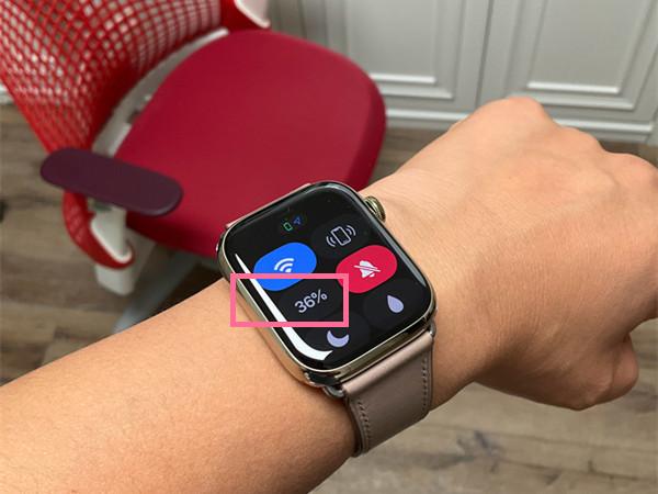 iwatch充电屏幕一会亮一会灭图标