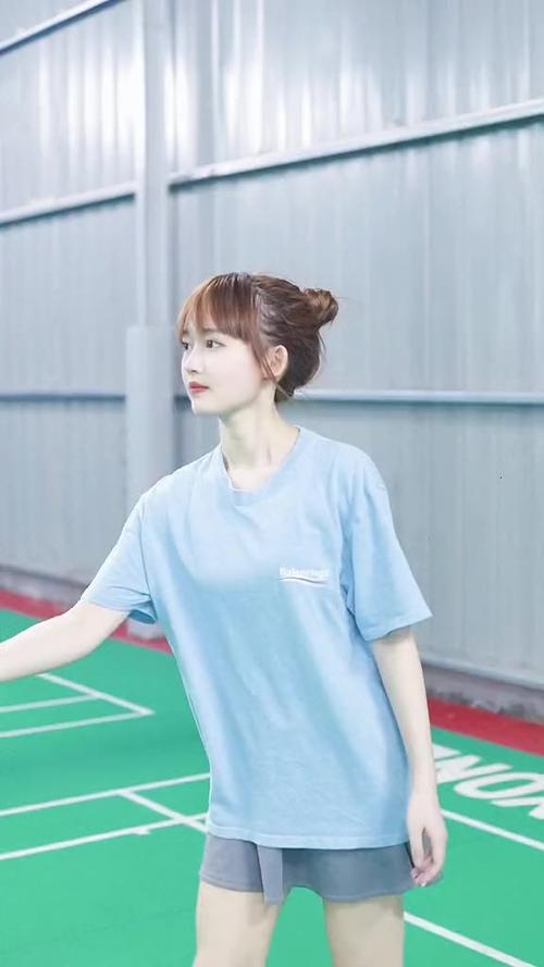 侃萌打羽毛球的水平图标