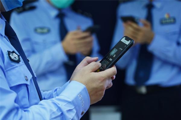 手机被警察用设备检查图标