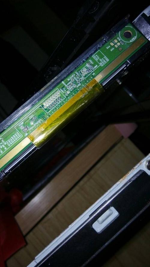 电视液晶屏下面有胶怎么拆图标