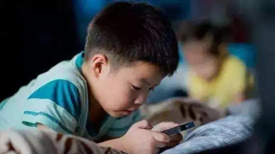 男生打游戏脾气暴躁图标