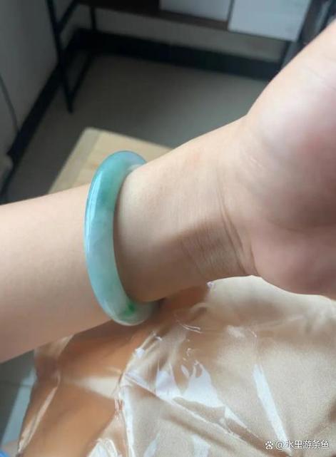 女生带玉手镯是左手还是右手图标
