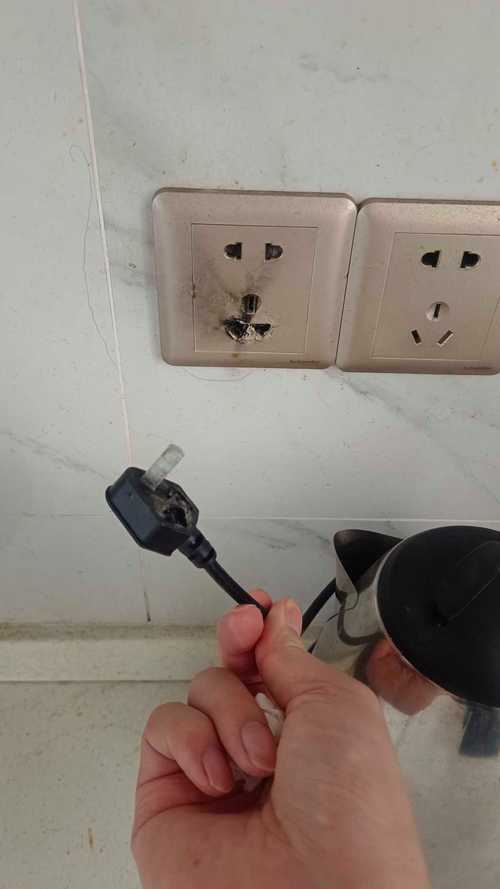 插座一个孔烧了其他孔还能用吗图标