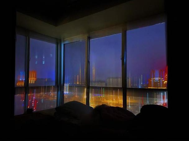 晚上睡觉看到天花板有人影截图