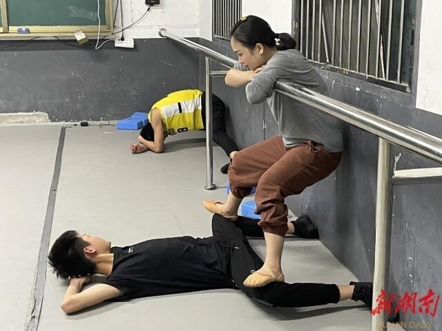 舞蹈撕腿开胯疼哭图标